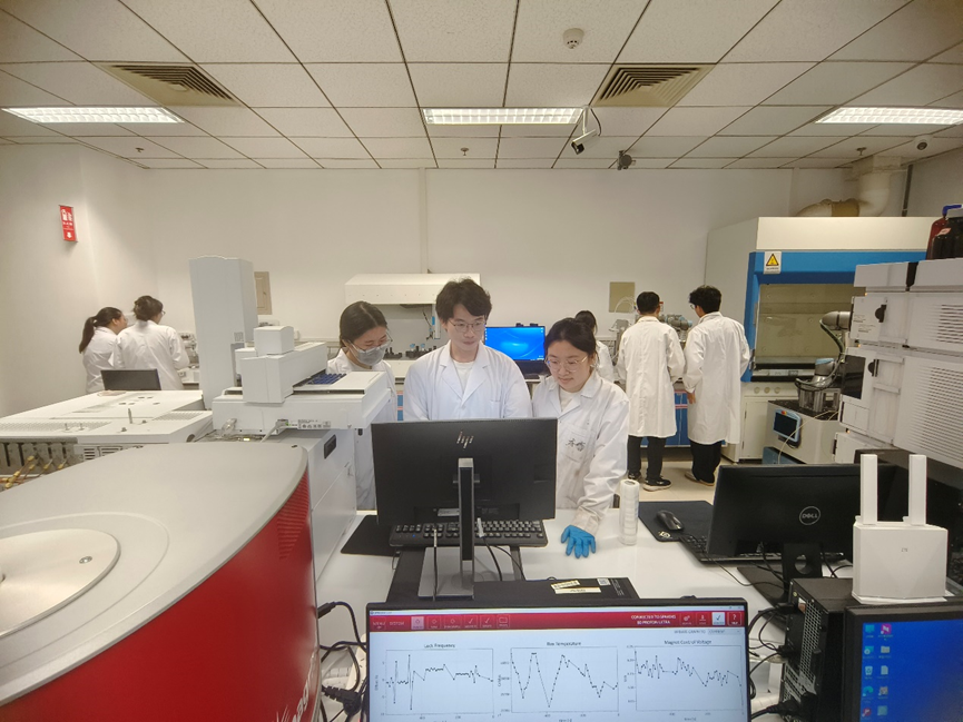 AI+实验-数据驱动的智能化学合成平台