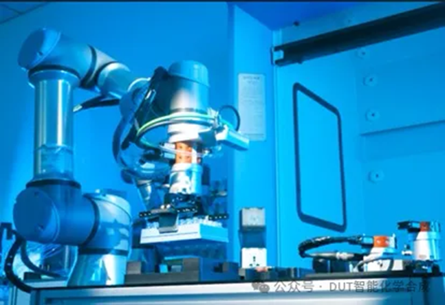 机器人化学家-数据驱动的智能化学合成平台